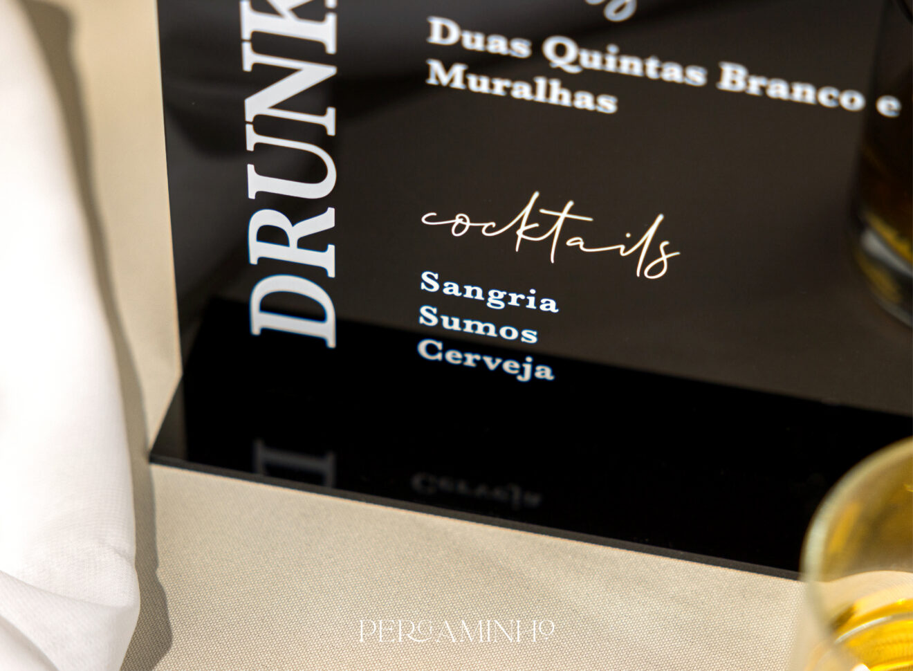 Placa de Bar - Acrílico Preto - Pergaminho Design