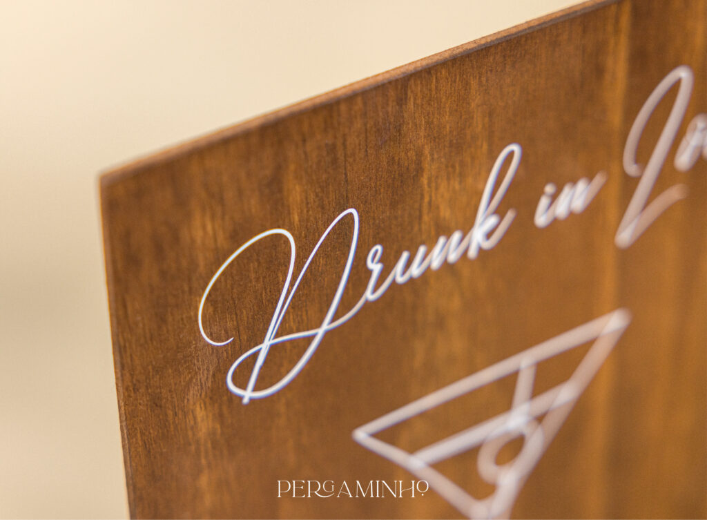Placa de Bar - Madeira - Pergaminho Design
